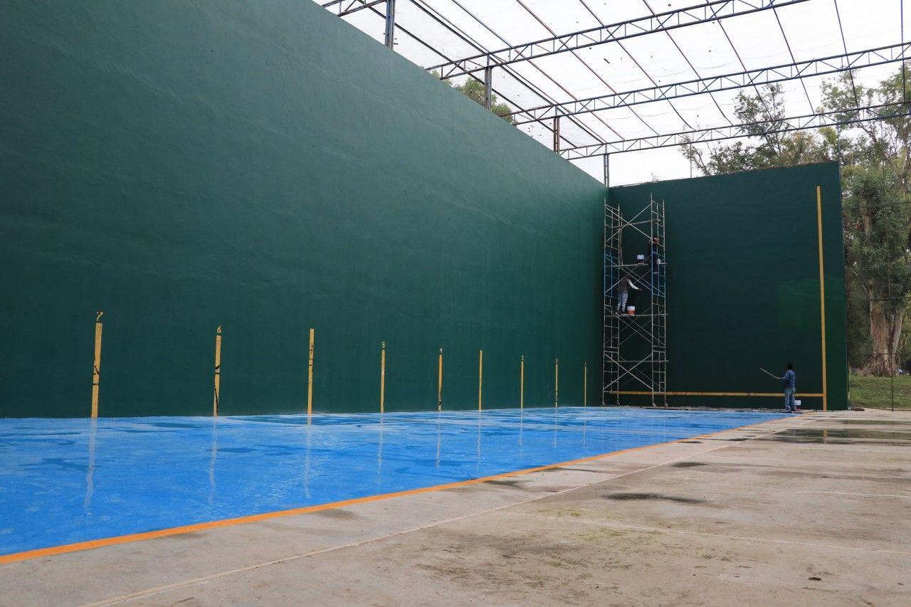 Dan Mantenimiento A Las Canchas De Frontón De La Unidad Deportiva Los